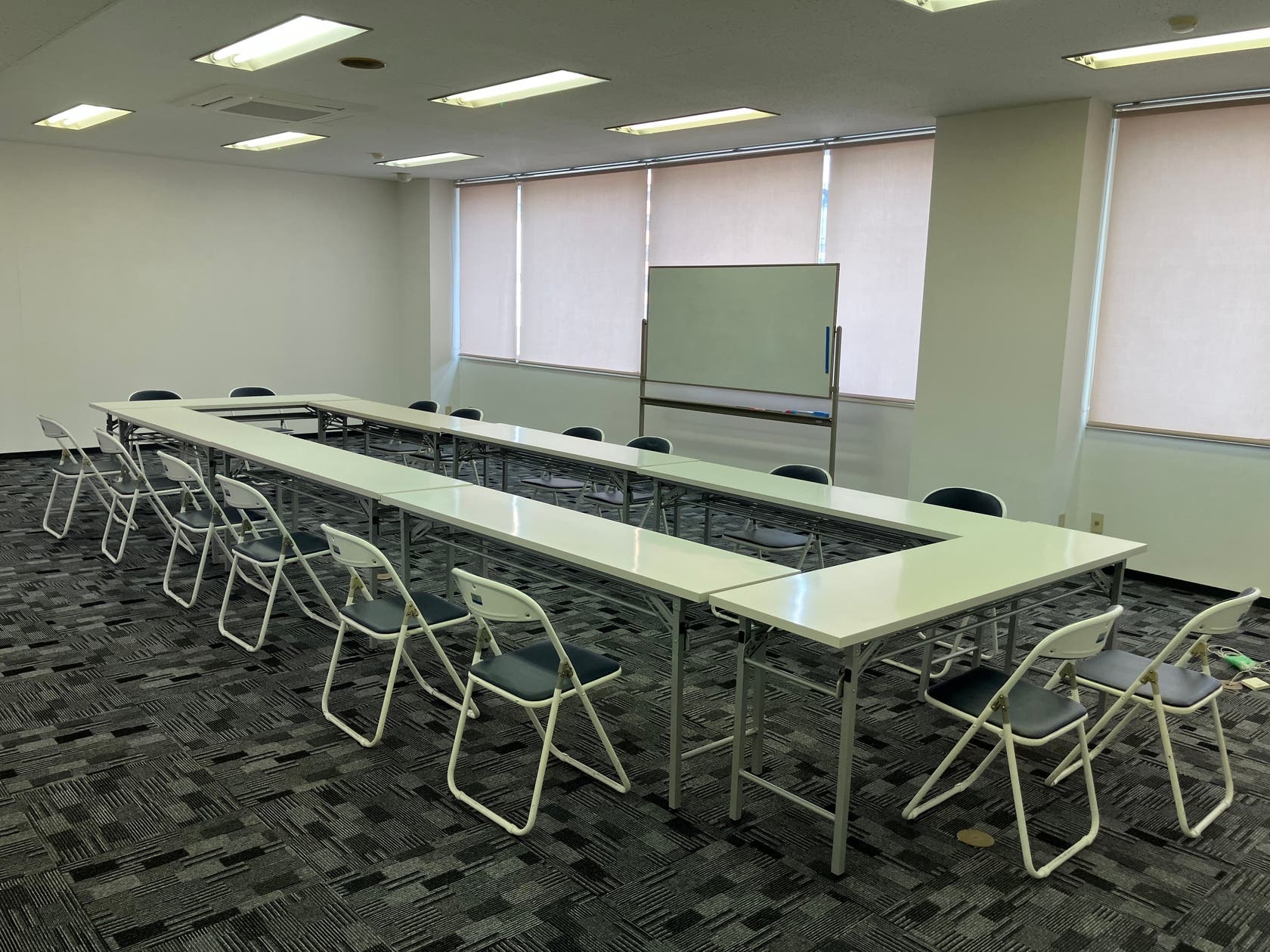 勾当台公園駅【305会議室】ロの字型で16名まで対応◎ 打ち合わせやワークショップにも使える貸し会議室の写真1