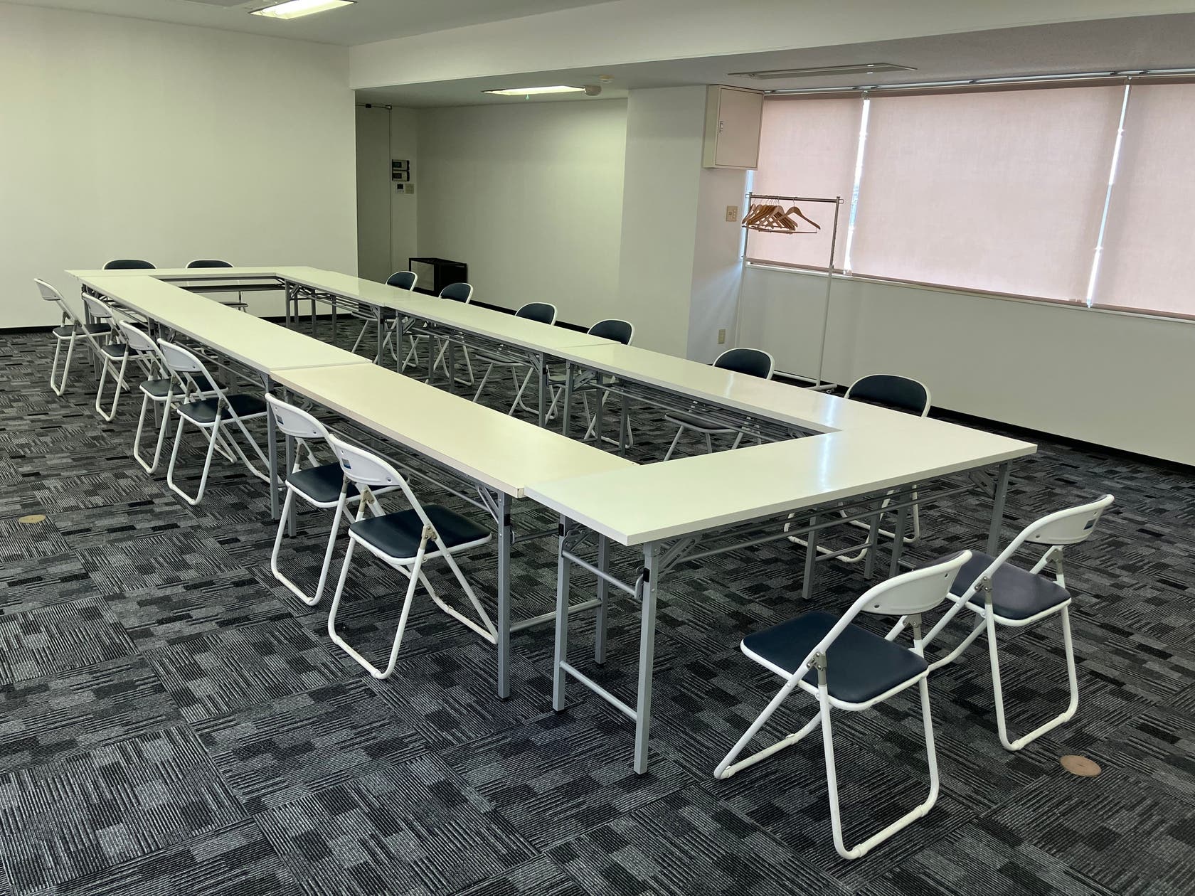 勾当台公園駅【305会議室】ロの字型で16名まで対応◎ 打ち合わせやワークショップにも使える貸し会議室の写真3