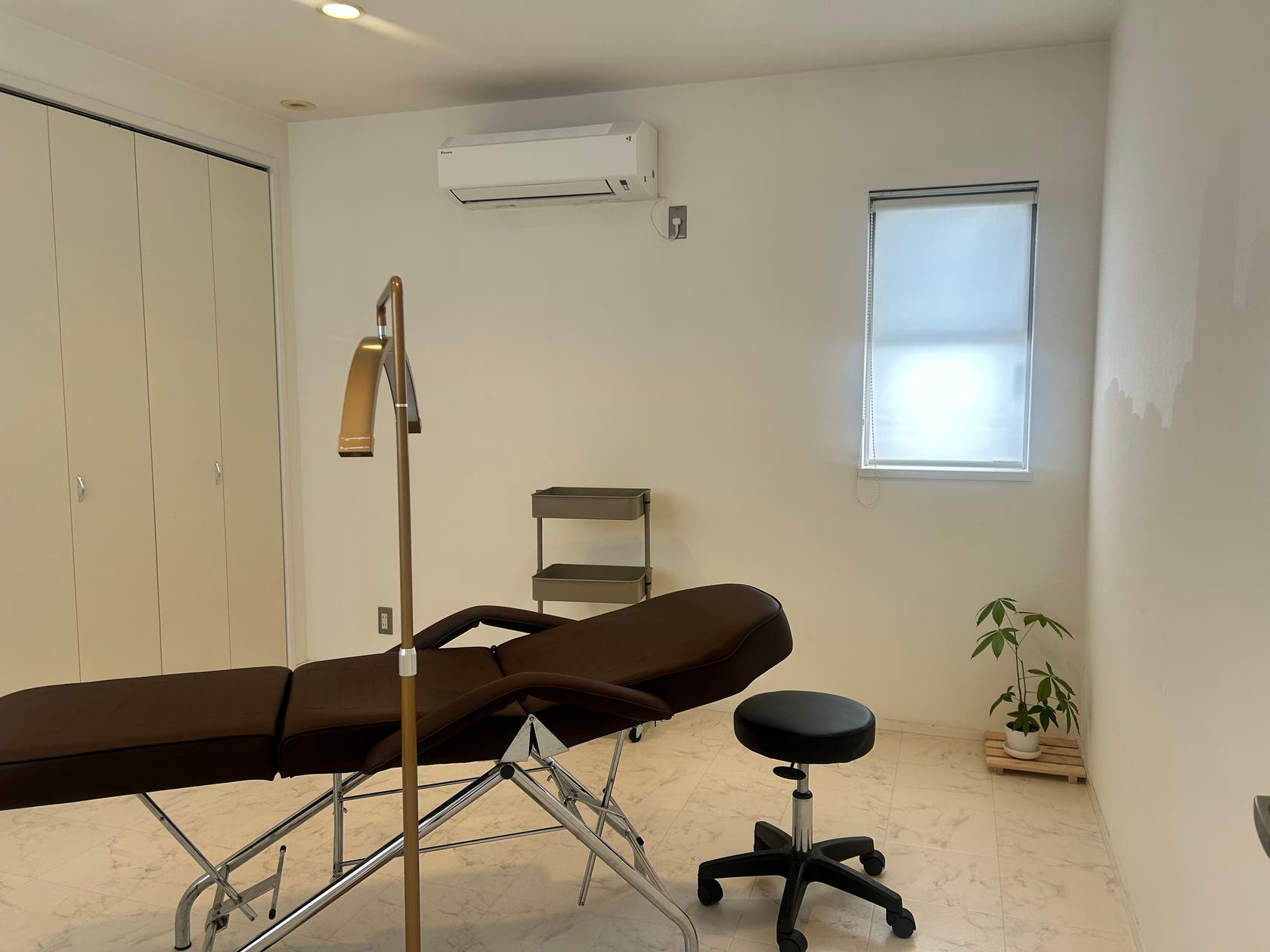 静かな住宅街×駐車場2台完備。エステ・脱毛・マツエク・リモート対応の多用途サロンの写真1