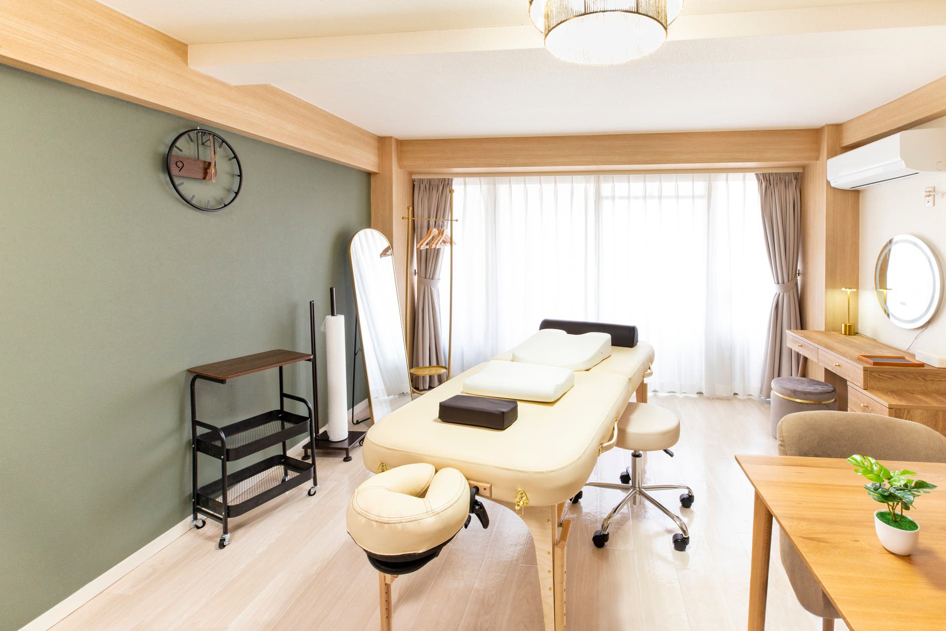 【✨新規OPEN✨】高円寺駅徒歩1分｜完全個室サロン。ペーパーシーツ・マクラカバー無料/プロ仕様ベッド/メイク台完備の写真1