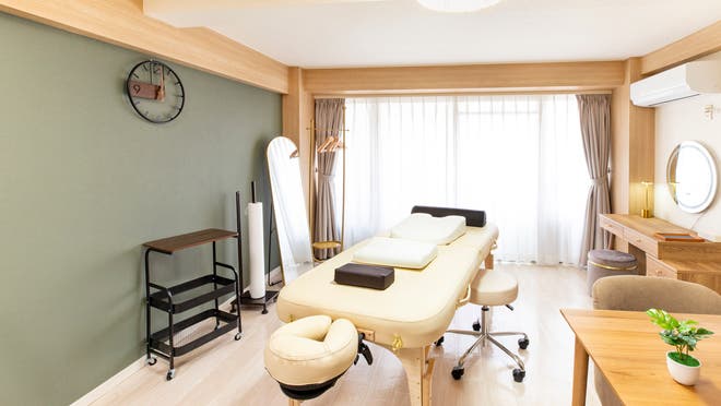 【✨新規OPEN✨】高円寺駅徒歩1分|完全個室サロン。ペーパーシーツ・マクラカバー無料/プロ仕様ベッド/メイク台完備の写真1