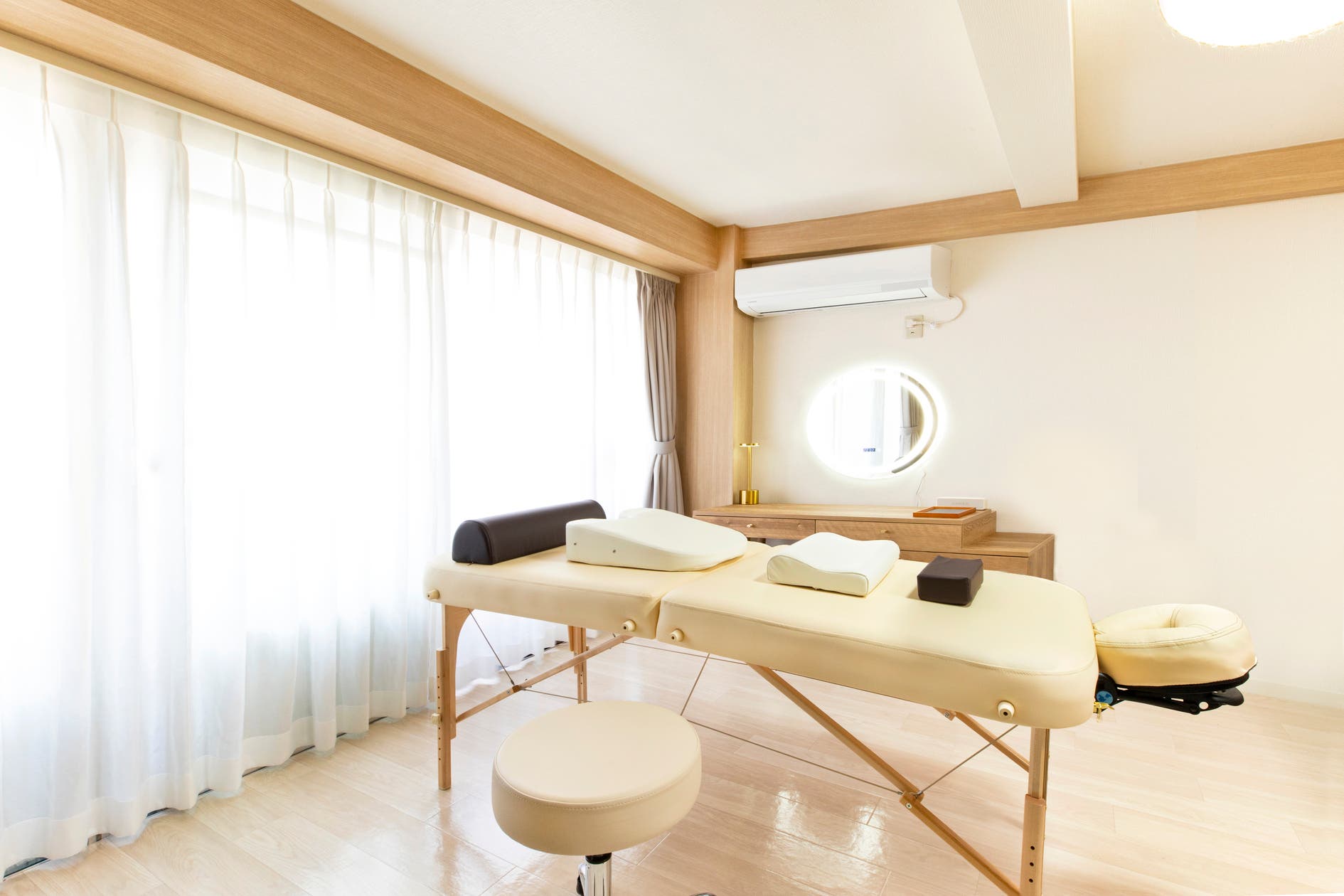 【✨新規OPEN✨】高円寺駅徒歩1分｜完全個室サロン。ペーパーシーツ・マクラカバー無料/プロ仕様ベッド/メイク台完備の写真2