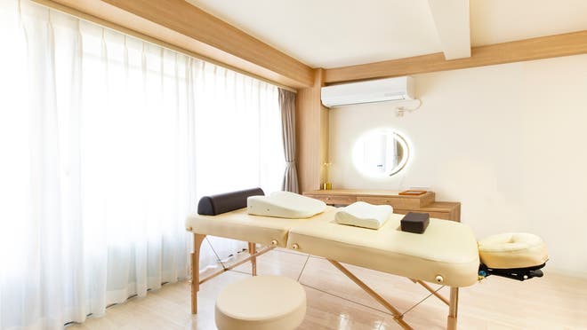 【✨新規OPEN✨】高円寺駅徒歩1分|完全個室サロン。ペーパーシーツ・マクラカバー無料/プロ仕様ベッド/メイク台完備の写真2