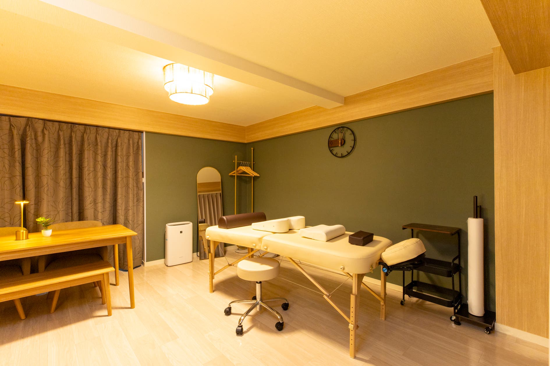 【✨新規OPEN✨】高円寺駅徒歩1分｜完全個室サロン。ペーパーシーツ・マクラカバー無料/プロ仕様ベッド/メイク台完備の写真6