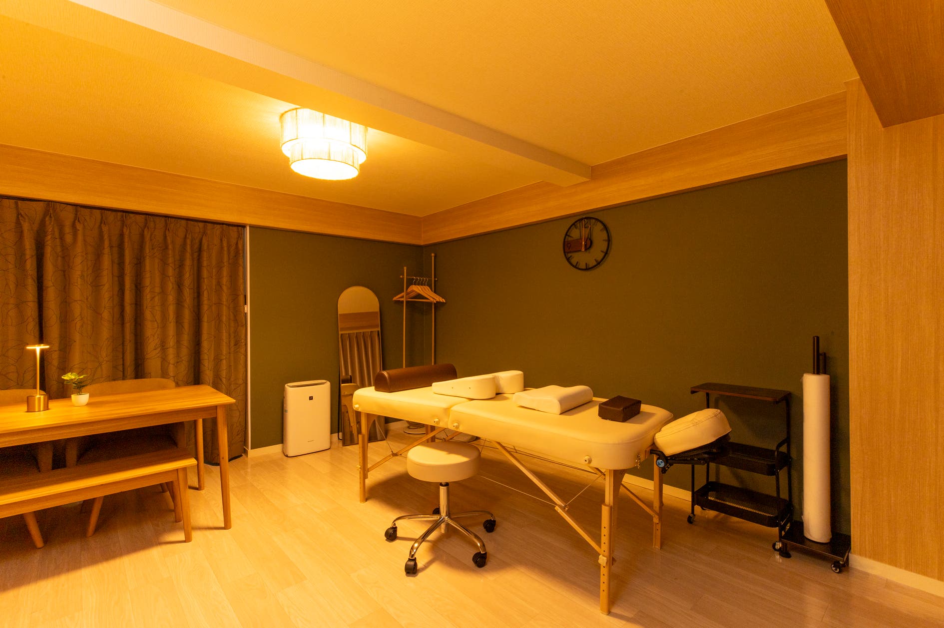 【✨新規OPEN✨】高円寺駅徒歩1分｜完全個室サロン。ペーパーシーツ・マクラカバー無料/プロ仕様ベッド/メイク台完備の写真7