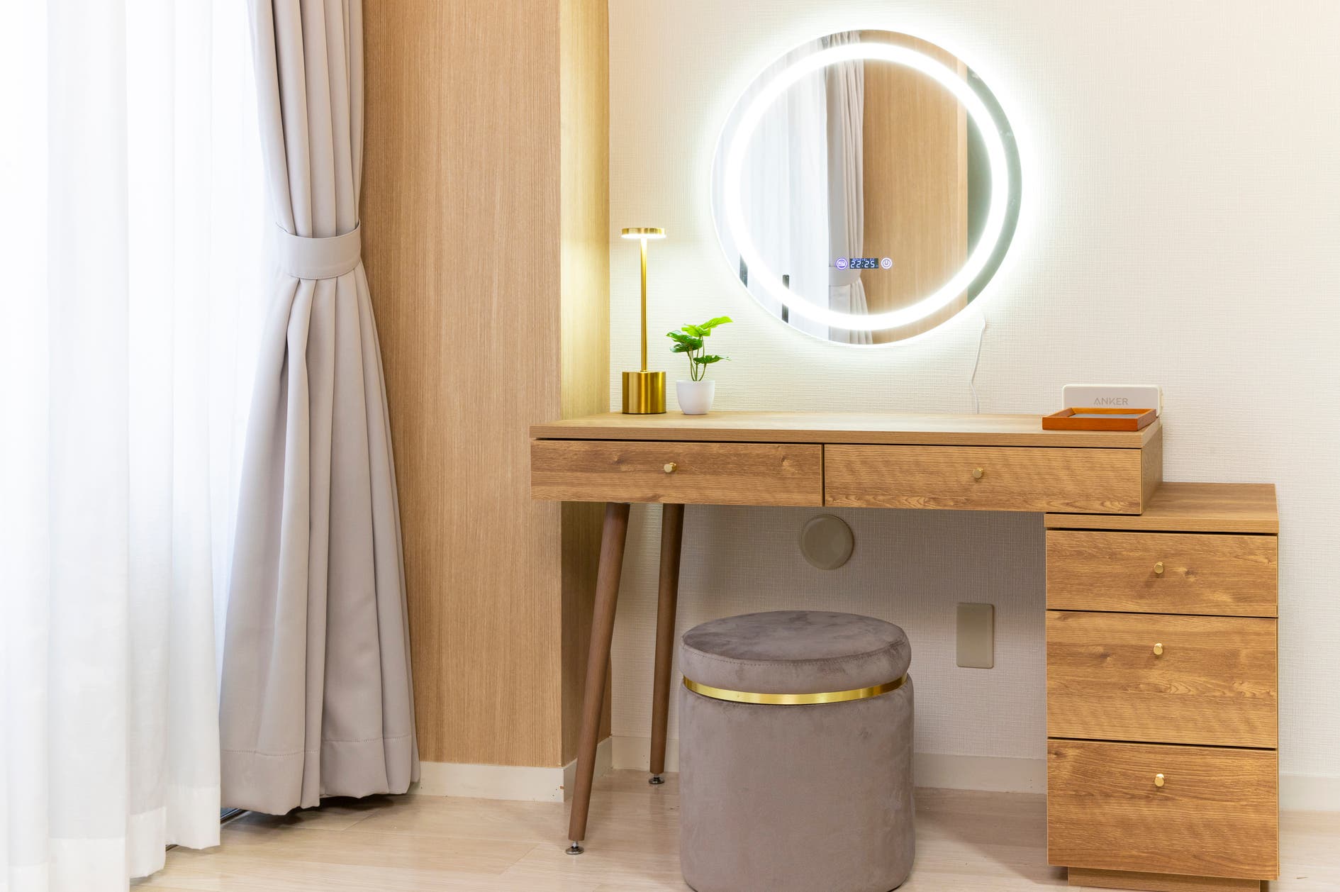 【✨新規OPEN✨】高円寺駅徒歩1分｜完全個室サロン。ペーパーシーツ・マクラカバー無料/プロ仕様ベッド/メイク台完備の写真4