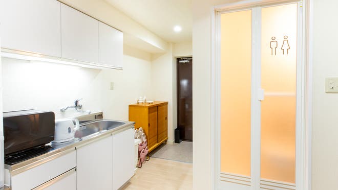 【✨新規OPEN✨】高円寺駅徒歩1分|完全個室サロン。ペーパーシーツ・マクラカバー無料/プロ仕様ベッド/メイク台完備の写真20