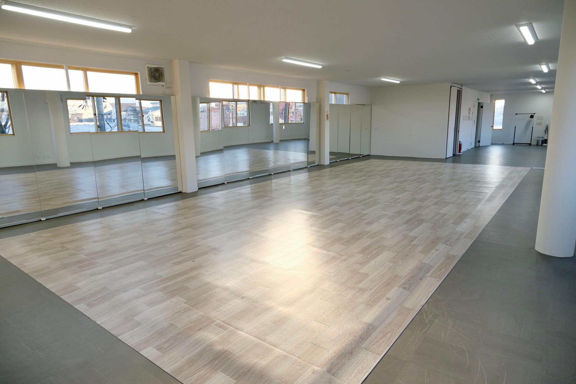 BOSEステレオ♪連続壁面ミラー💖綺麗なトイレ✨大型扇風機 完備！の写真1