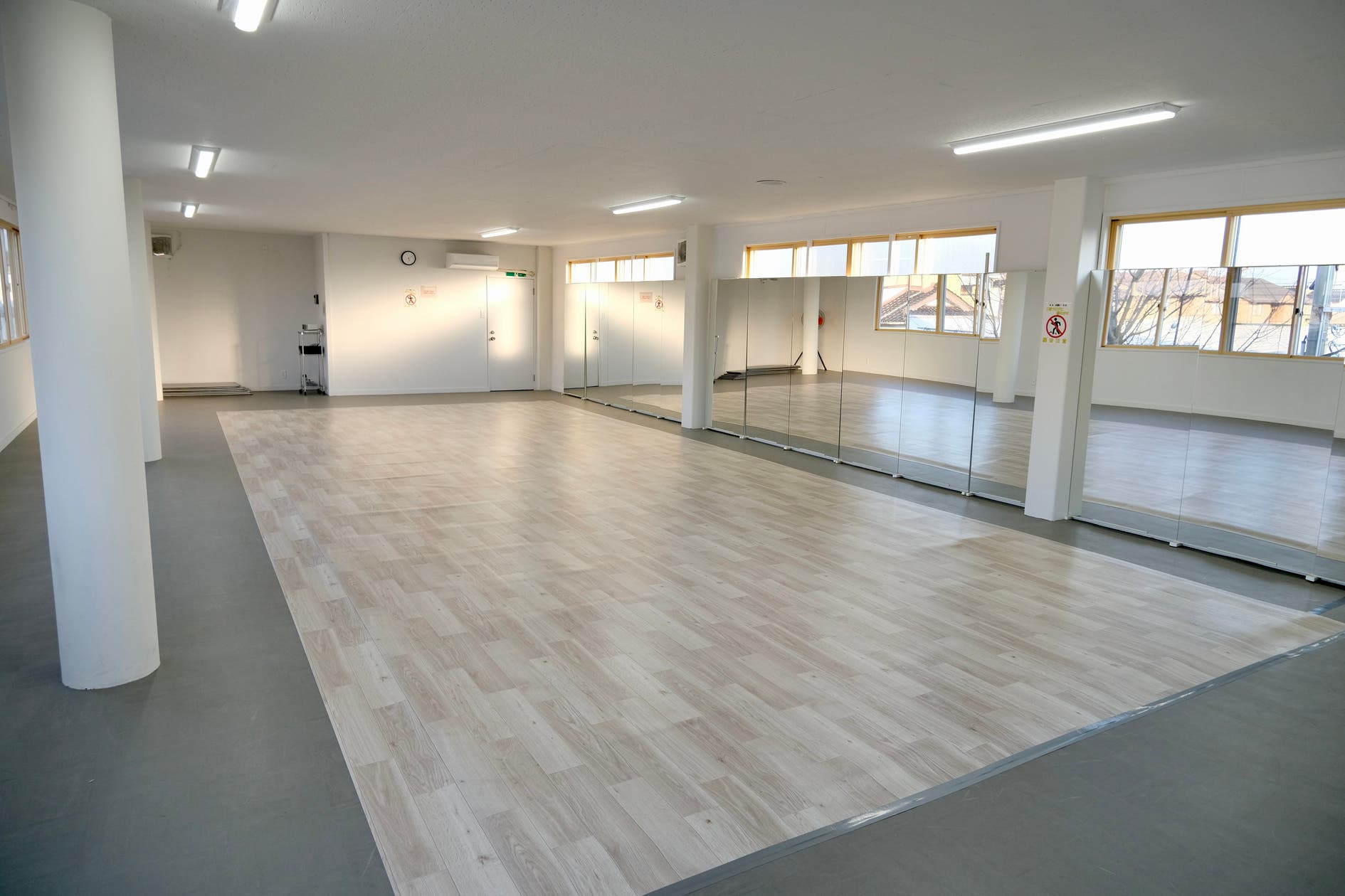 BOSEステレオ♪連続壁面ミラー💖綺麗なトイレ✨大型扇風機 完備！の写真2