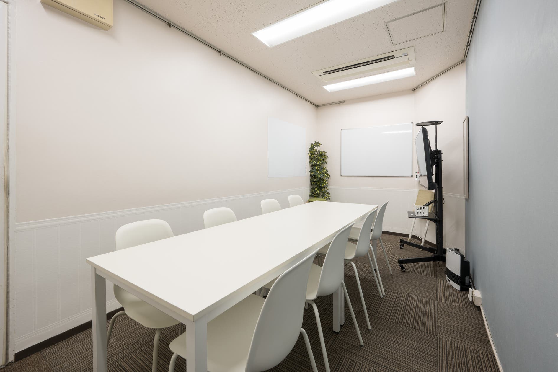 【赤坂見附駅徒歩2分/赤坂駅徒歩4分】10名/高速光Wifi・50インチ大型モニタ/ボドゲや楽器練習にも/軽飲食可/靴利用の写真6