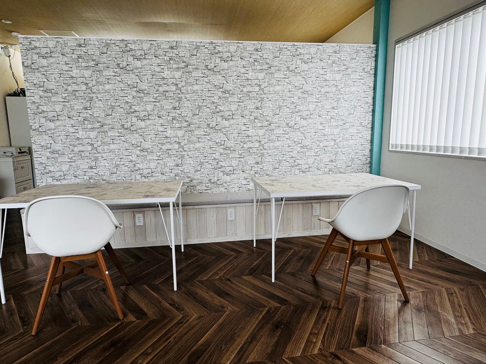 【自習室／テーブル席 ① 】＊松本市桐  ＊課題/資格勉強に  ＊信州大学徒歩圏内 ＊ドリンクコーナーありの写真1