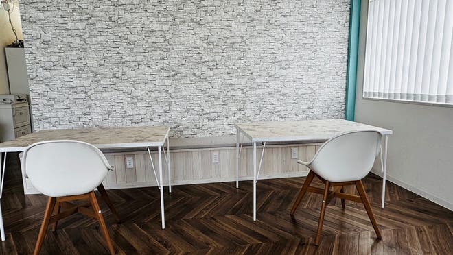 【自習室/テーブル席 ① 】*松本市桐 *課題/資格勉強に *信州大学徒歩圏内 *ドリンクコーナーありの写真1