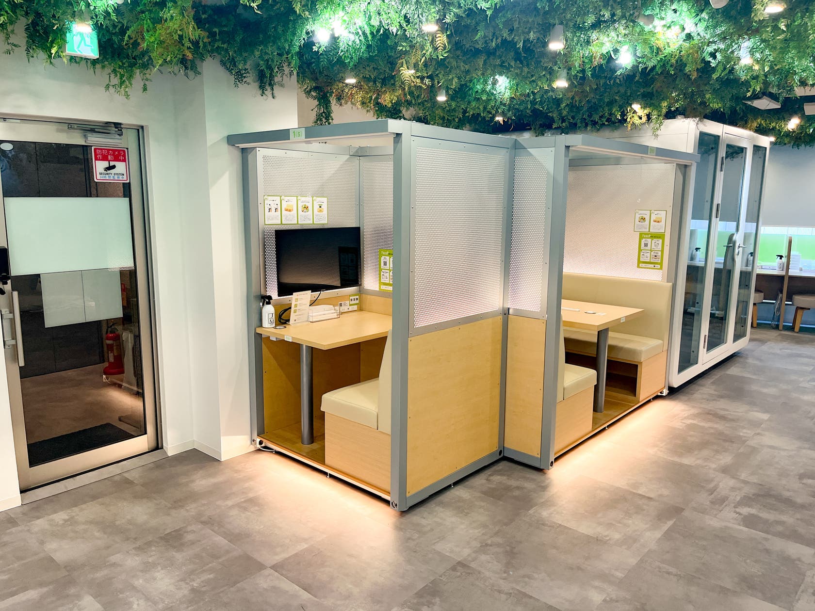 【新宿三丁目駅徒歩1分｜17Gブース】最大6名／高速Wi-Fi／55型モニター／会議・商談・面接・打ち合わせ・作業等の写真13