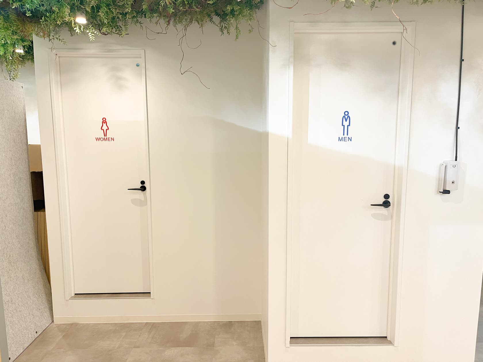 【新宿三丁目駅徒歩1分｜17Gブース】最大6名／高速Wi-Fi／55型モニター／会議・商談・面接・打ち合わせ・作業等の写真14