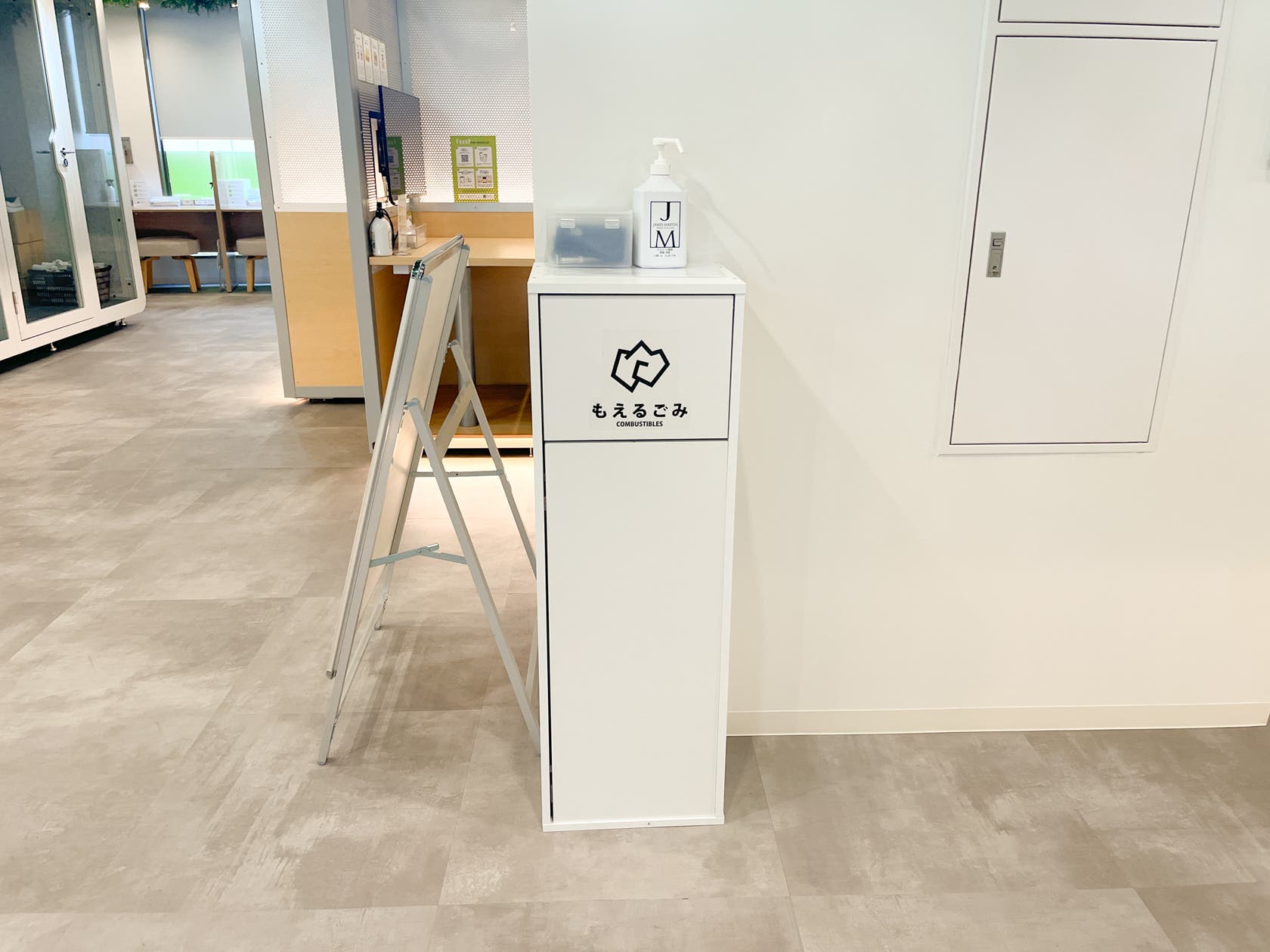 【新宿三丁目駅徒歩1分｜17Gブース】最大6名／高速Wi-Fi／55型モニター／会議・商談・面接・打ち合わせ・作業等の写真16