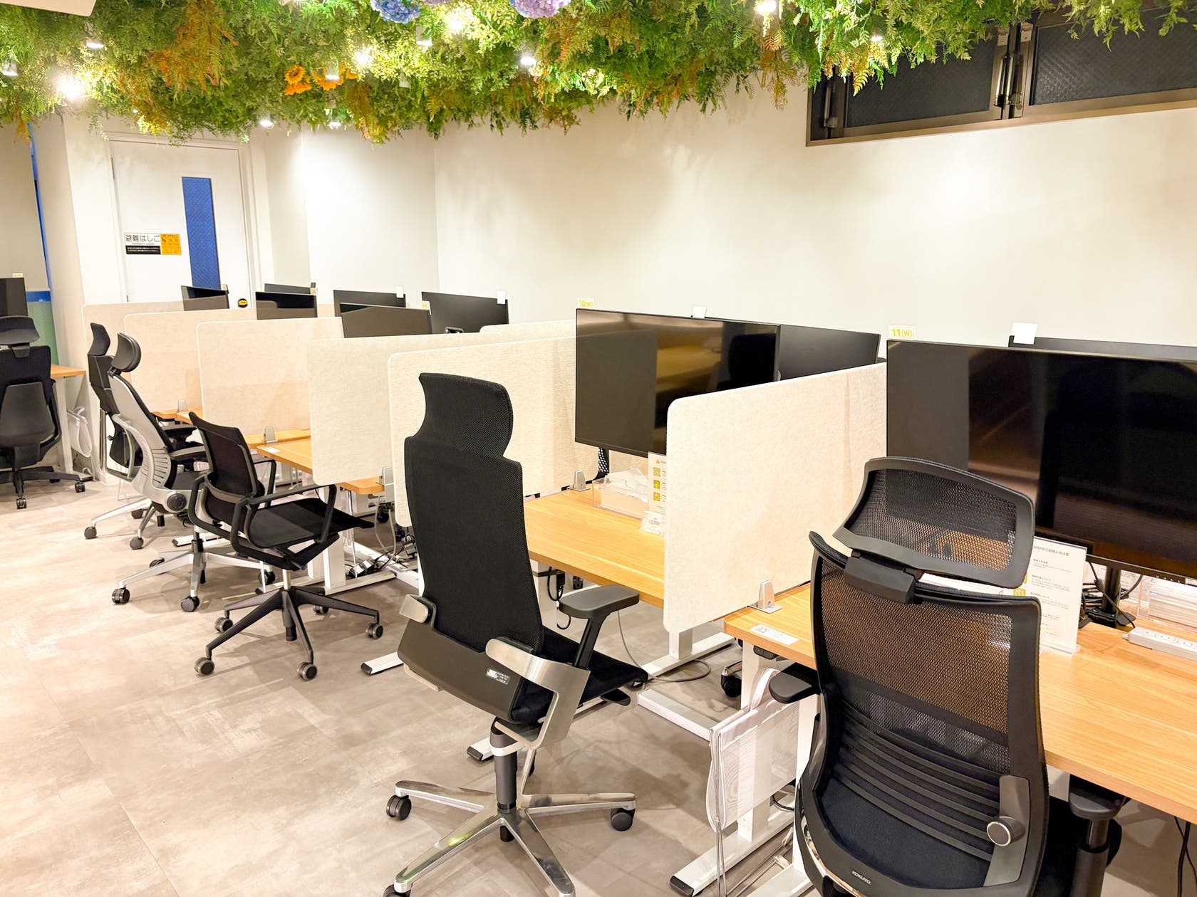 【新宿三丁目駅徒歩1分｜17Gブース】最大6名／高速Wi-Fi／55型モニター／会議・商談・面接・打ち合わせ・作業等の写真18