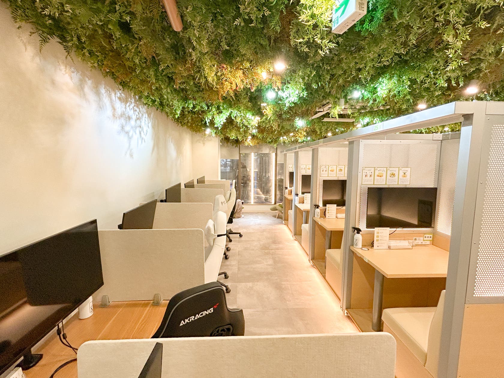 【新宿三丁目駅徒歩1分｜29Sブース】ワークブース／高速Wi-Fi／31.5型モニタ／充電／web商談・面接・MTG・テレワークの写真13