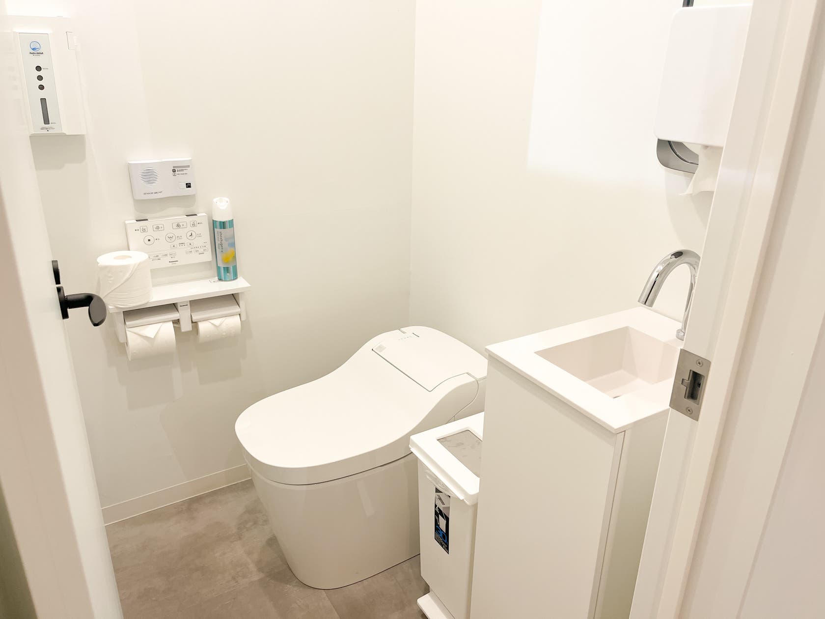 【新宿三丁目駅徒歩1分｜29Sブース】ワークブース／高速Wi-Fi／31.5型モニタ／充電／web商談・面接・MTG・テレワークの写真16