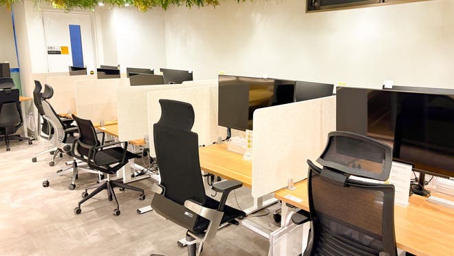 【新宿三丁目駅徒歩1分|29Sブース】ワークブース/高速Wi-Fi/31.5型モニタ/充電/web商談・面接・MTG・テレワークの写真19