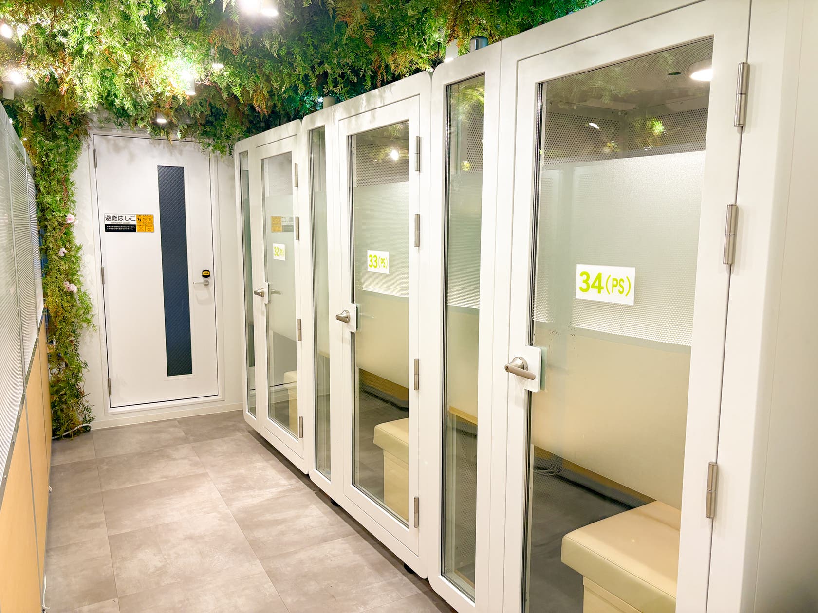 【新宿三丁目駅徒歩1分｜18Sブース】ワークブース／高速Wi-Fi／31.5型モニタ／充電／web商談・面接・MTG・テレワークの写真20