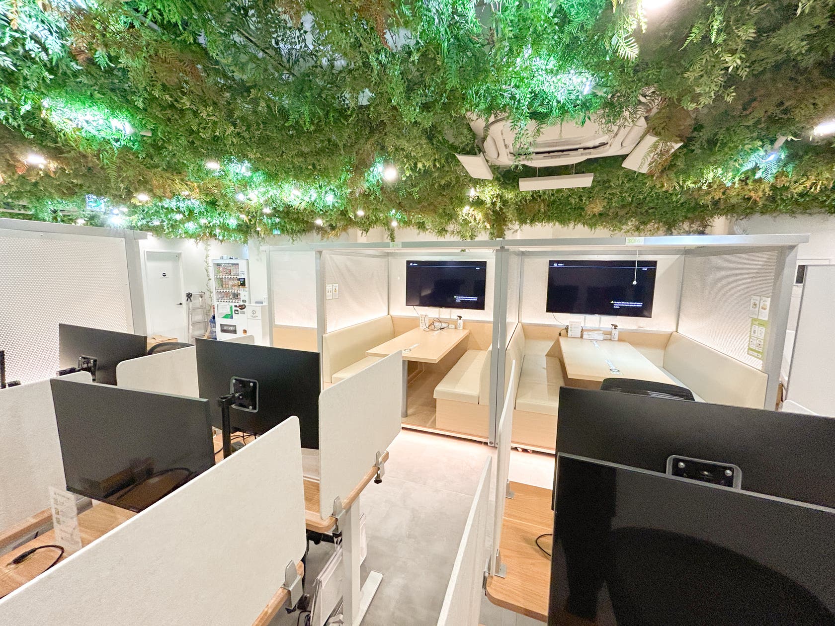 【新宿三丁目駅徒歩1分｜35PGブース】最大6名／防音完全個室／高速Wi-Fi／55型モニタ／会議・商談・面接・打ち合わせ・作業の写真13