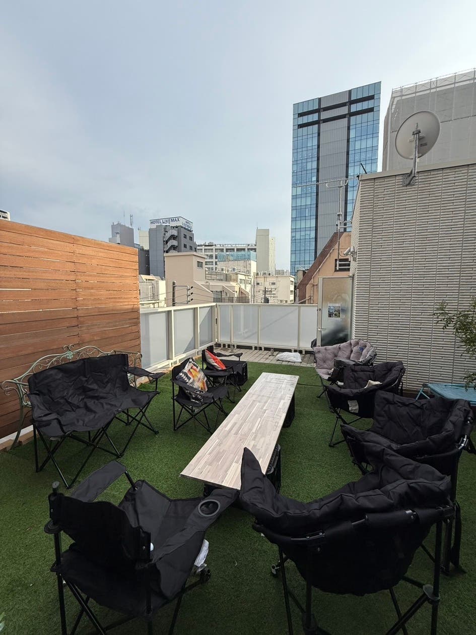 上野駅徒歩3分！都会で キャンプ！お仕事終りや家族、仲間の皆さんと大人気屋上バーベキュー😊一棟貸切もアリ。イベント推し会二次会の写真3