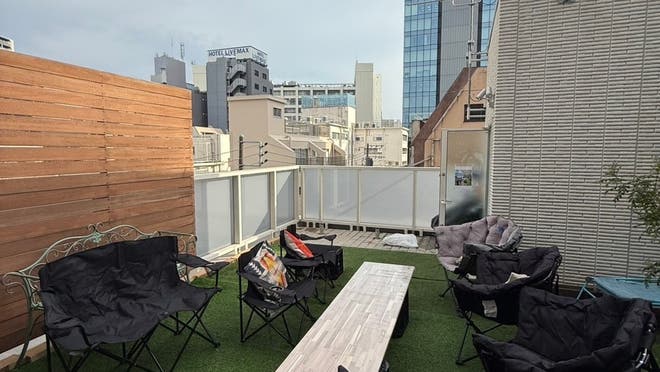 上野駅徒歩3分!都会で キャンプ!お仕事終りや家族、仲間の皆さんと大人気屋上バーベキュー😊一棟貸切もアリ。イベント推し会二次会の写真3