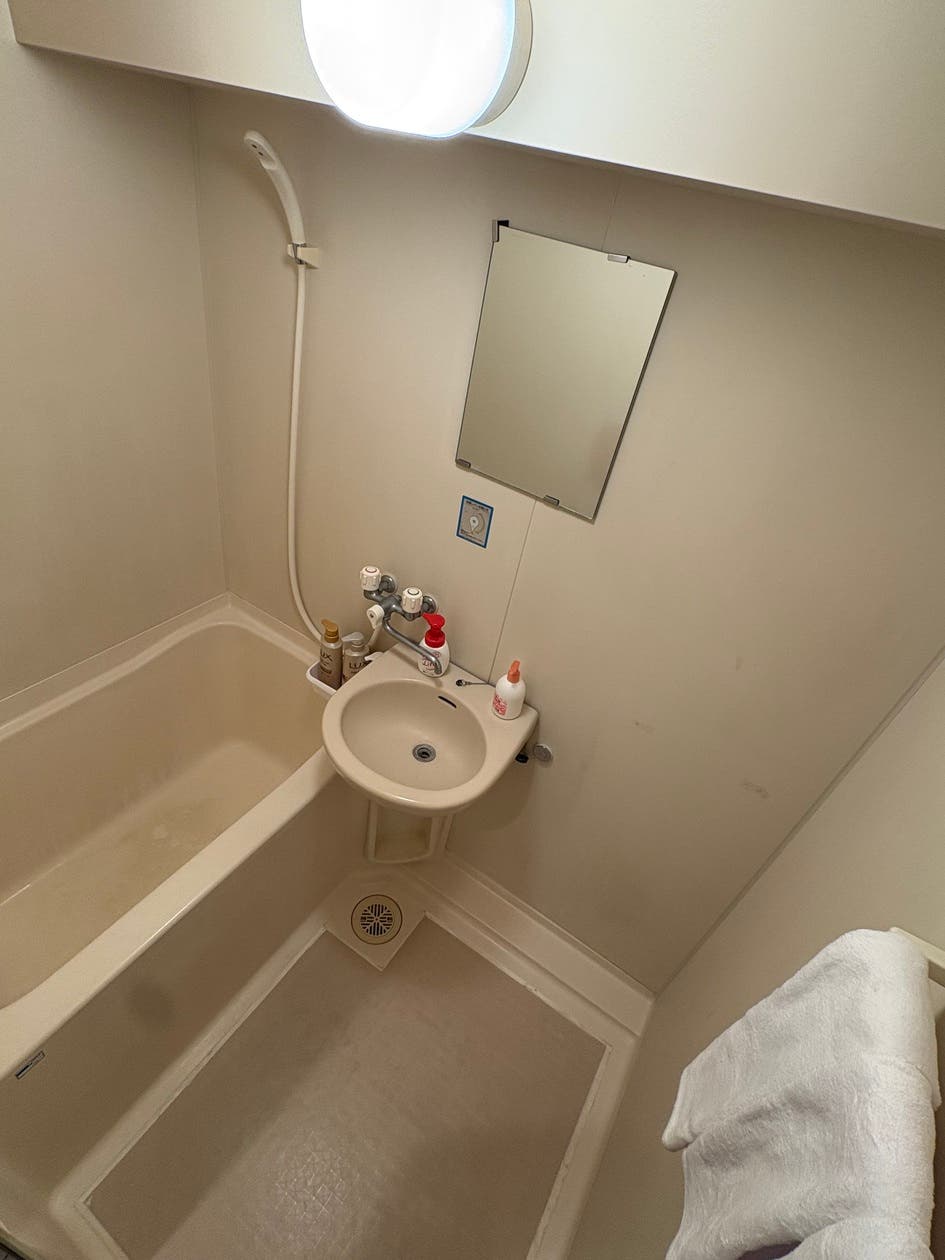 シャワーのご利用🚿タオル・ボディソープ・シャンプー・トリートメント・洗顔料・ドライヤー・ヘアオイル・化粧水の画像1