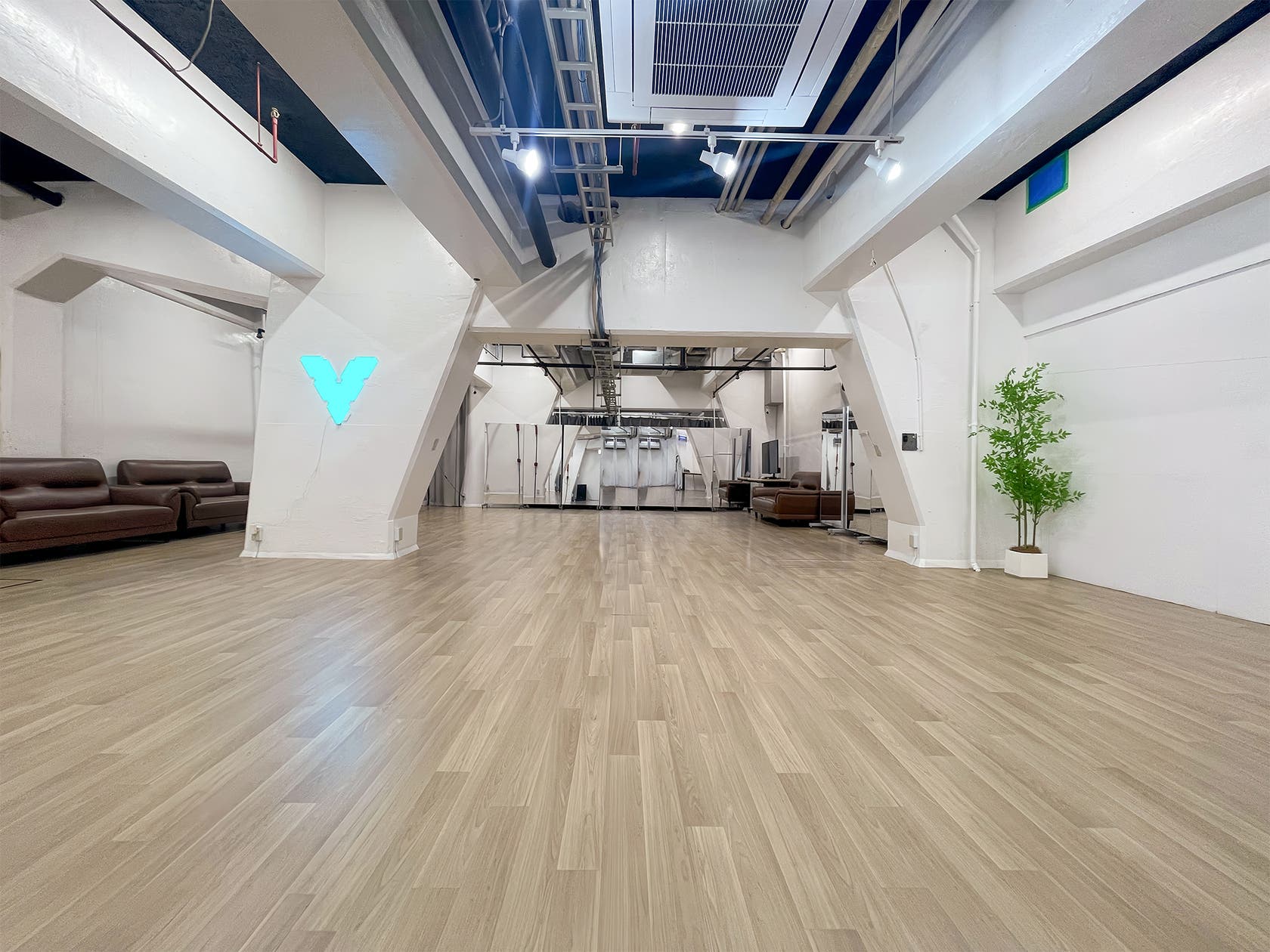 【A－グンカン・ベース】圧巻200㎡｜高音質スピーカー×プロ用音響×マイク完備｜大音量OK｜配信・イベント・ダンス対応！の写真1