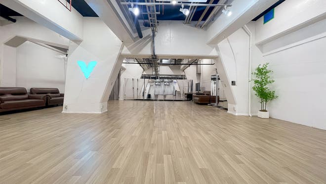 グンカン・ベース|200㎡大型スタジオ|卓球練習・レッスン・イベント|音質スピーカー・プロ用音響・マイク完備|大音量OKの写真2