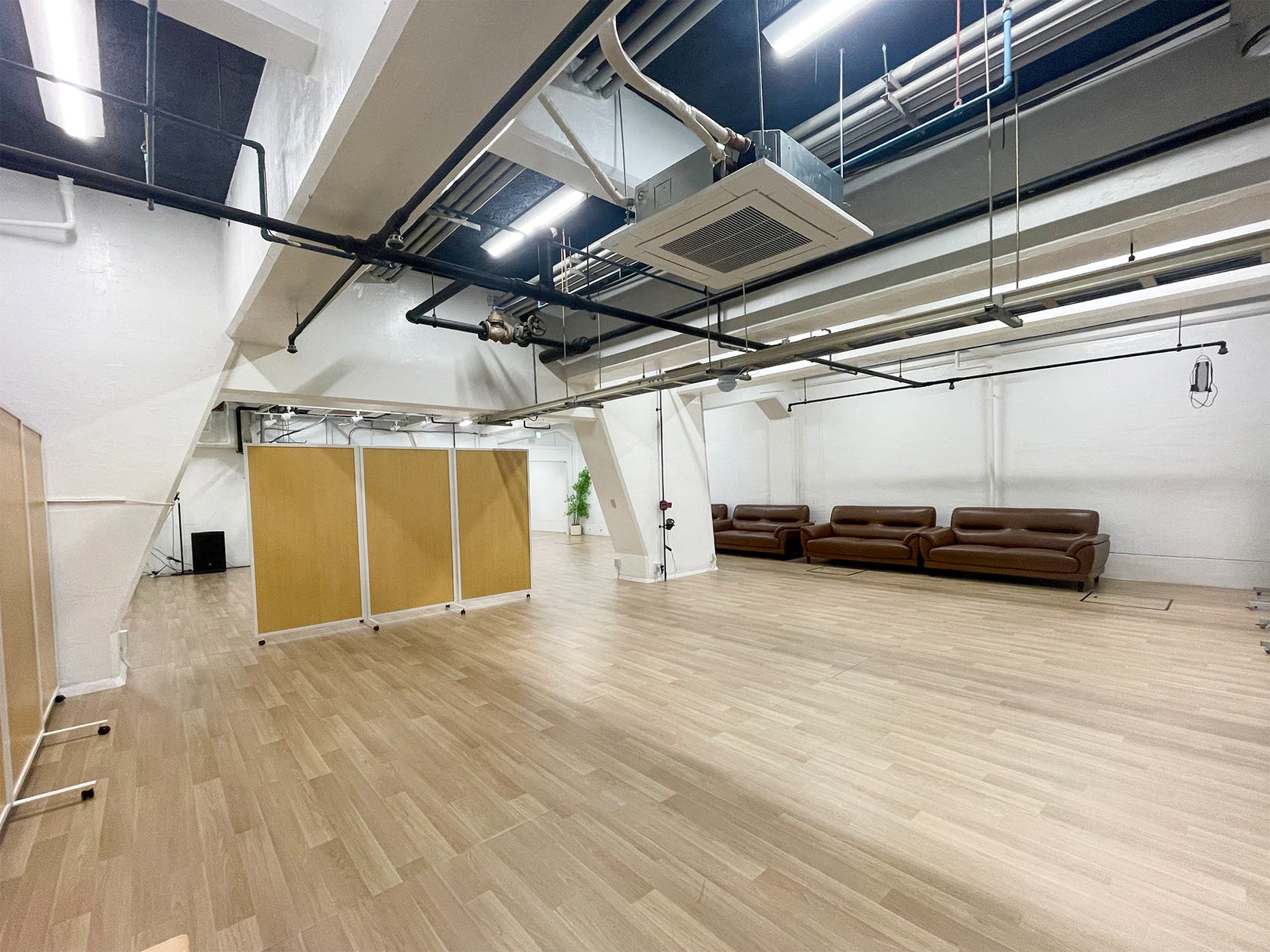 グンカン・ベース｜200㎡大型スタジオ｜卓球練習・レッスン・イベント｜音質スピーカー・プロ用音響・マイク完備｜大音量OKの写真14