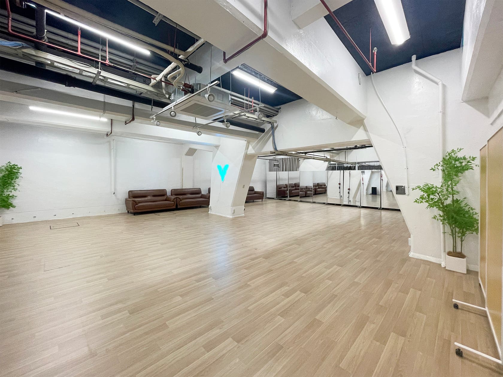 【200㎡大型スタジオ】グンカン・ベース｜高音質スピーカー・プロ用音響・マイク完備｜大音量OK｜イベント・ダンス・楽器練習に最適の写真15