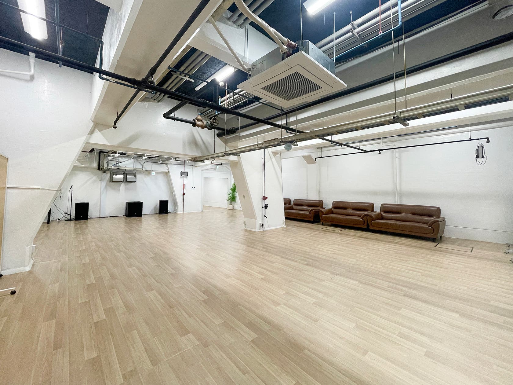 【200㎡大型スタジオ】グンカン・ベース｜高音質スピーカー・プロ用音響・マイク完備｜大音量OK｜イベント・ダンス・楽器練習に最適の写真16