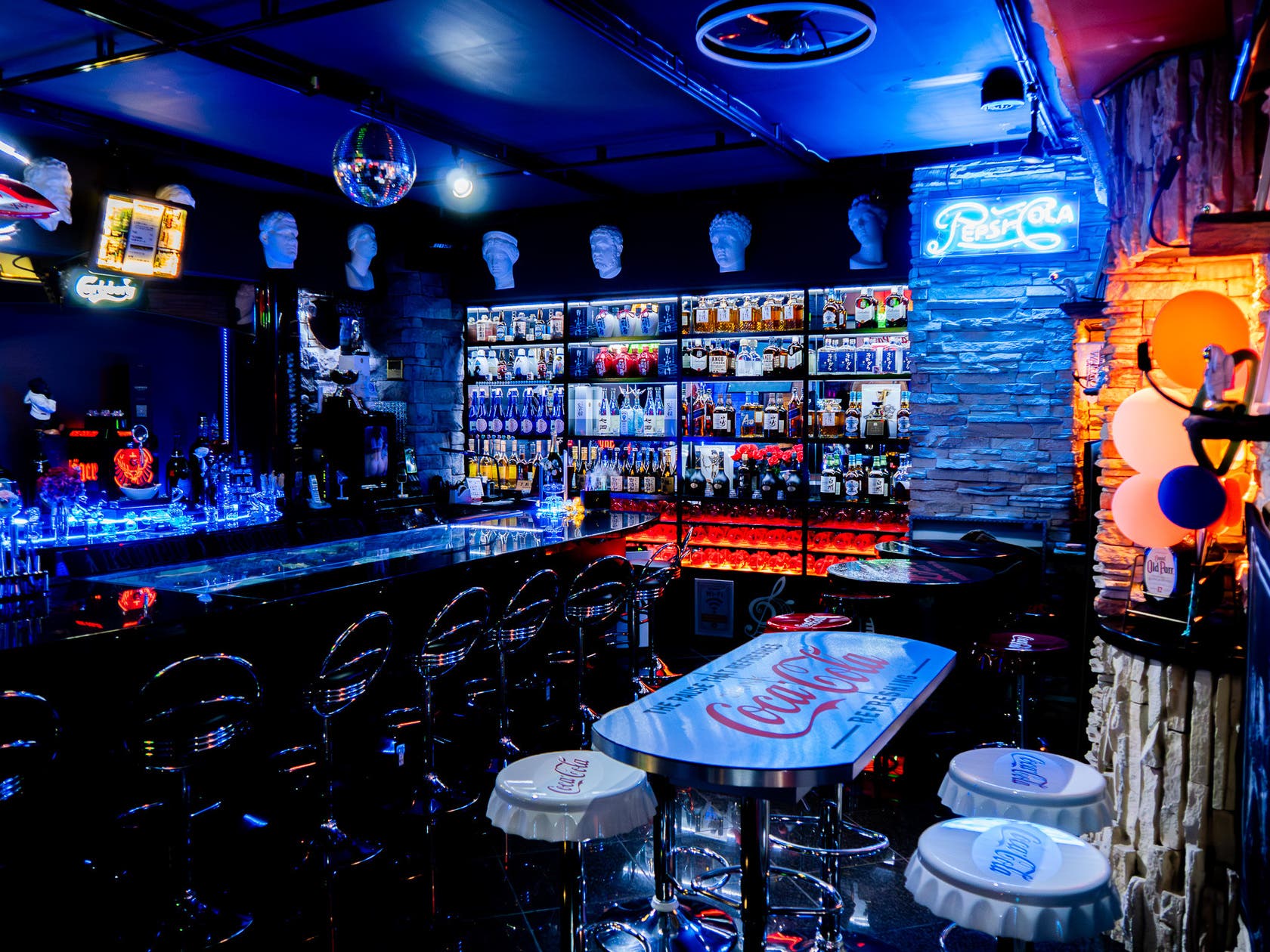 映画ロケでも多数利用あり！配信もすぐ出来る！グランドピアノ・ドラム等楽器常設の駅近ライブバーの写真1