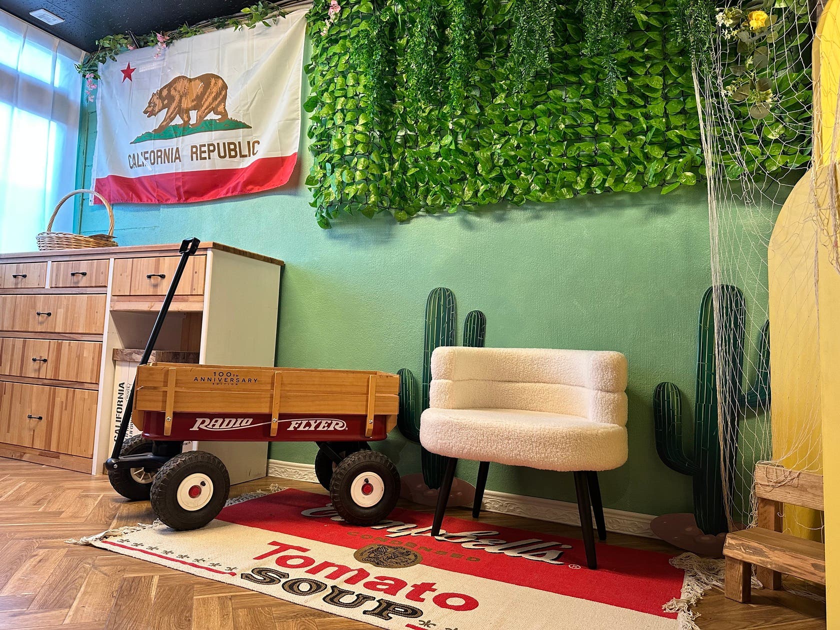 撮影会・グループ利用OK！多シーン完備＆待機室ありで使いやすい本格スタジオ　アメリカン×ピンク×白ホリ完備！1スタジオでの写真13