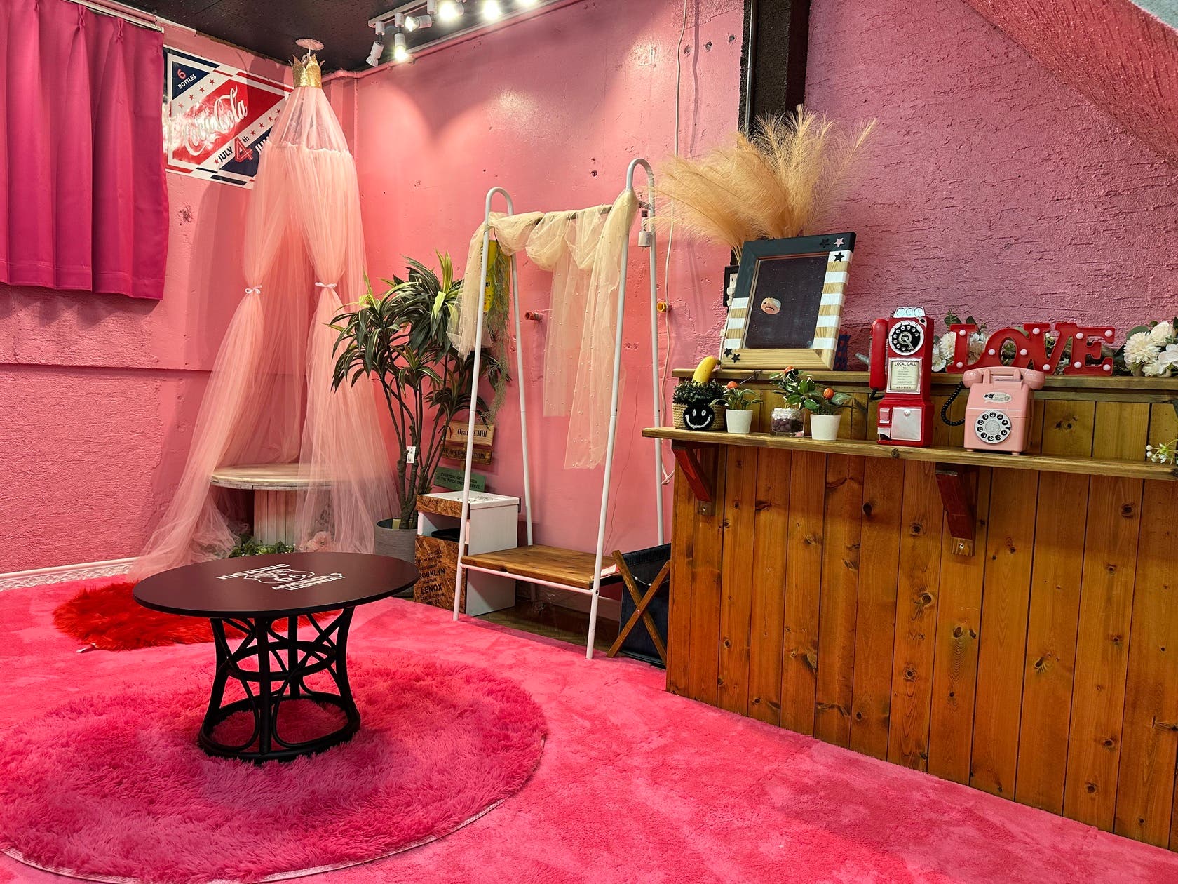 撮影会・グループ利用OK！多シーン完備＆待機室ありで使いやすい本格スタジオ　アメリカン×ピンク×白ホリ完備！1スタジオでの写真14