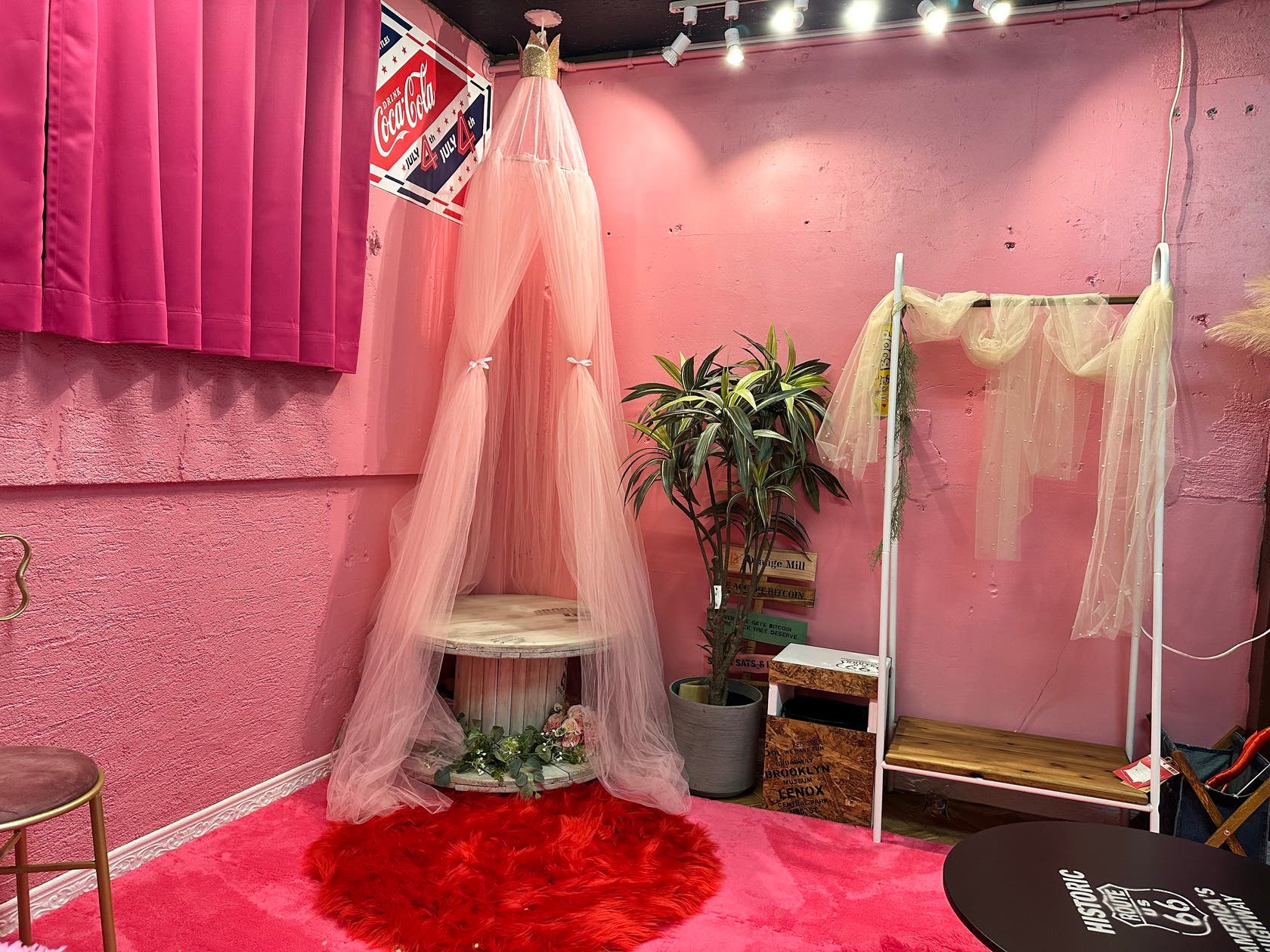 撮影会・グループ利用OK！多シーン完備＆待機室ありで使いやすい本格スタジオ　アメリカン×ピンク×白ホリ完備！1スタジオでの写真16