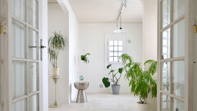 《 HOUSE124 / 2階スタジオ+1階ダイニング 》 自然光とタイル床、ヴィンテージ窓、椅子。撮影、動画、一軒家スタジオの写真11