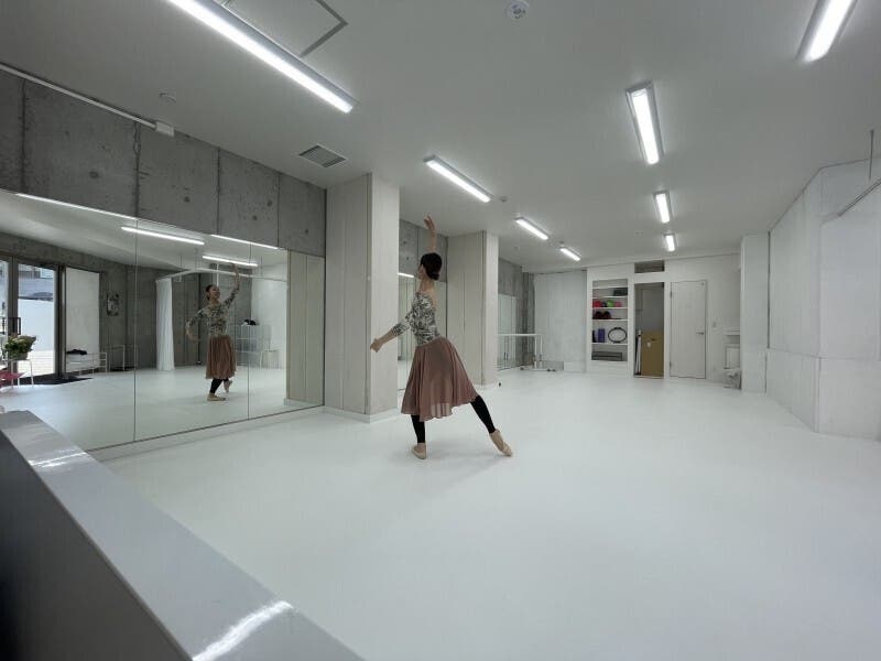 横浜・中川駅すぐ｜全面ミラー・音響完備！バレエ・ヨガ・動画撮影にも使える多目的空間の写真1