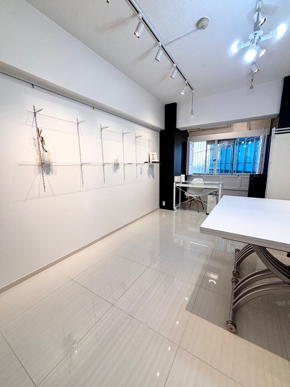 新宿駅至近⭐︎代々木駅からも！白基調の清潔なスペース⭐︎ワークショップにおすすめ⭐︎ジュエリー・手芸・メイク・フラワーなどの写真1