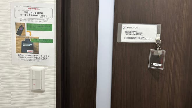 409【新横浜駅5分】1~2名利用!モニター完備/WEB会議/テレワーク/駅近/広い個室と大きな机で快適/ライブ前の待機に の写真3