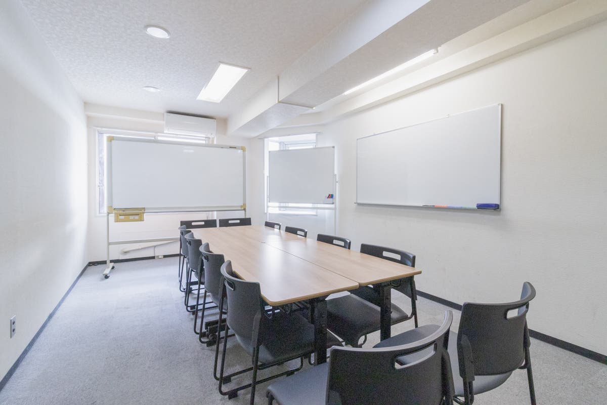 【新宿西口駅近】プロジェクター・WiFi全て無料！ふれあい貸し会議室 新宿B-801（旧ワンコイン会議室新宿 新宿西口会議室A）の写真1