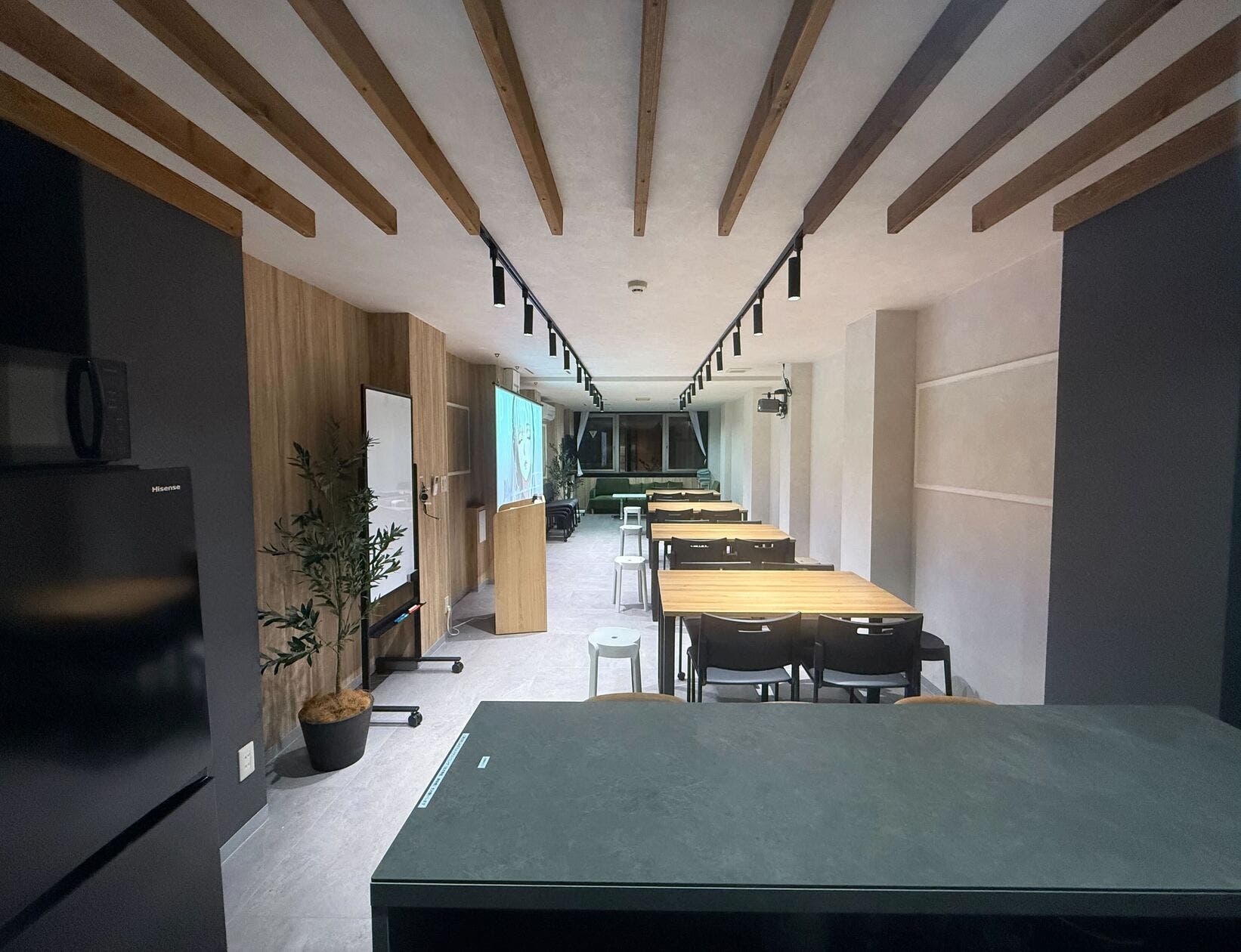 スペモ🏘️新宿御苑駅1分✨会議💎飲み会🍻サテライトオフィス🏢撮影🎥セミナー⌨️841_SpemoLOUNGE新宿御苑前の写真1