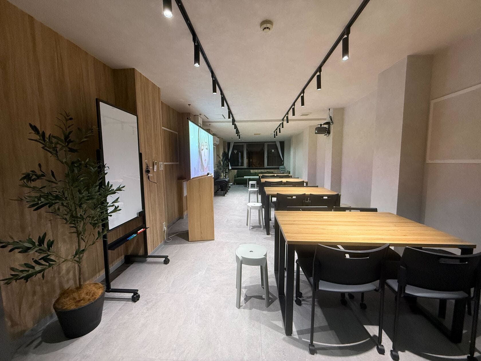 スペモ🏘️新宿御苑駅1分✨会議💎飲み会🍻サテライトオフィス🏢撮影🎥セミナー⌨️841_SpemoLOUNGE新宿御苑前の写真2