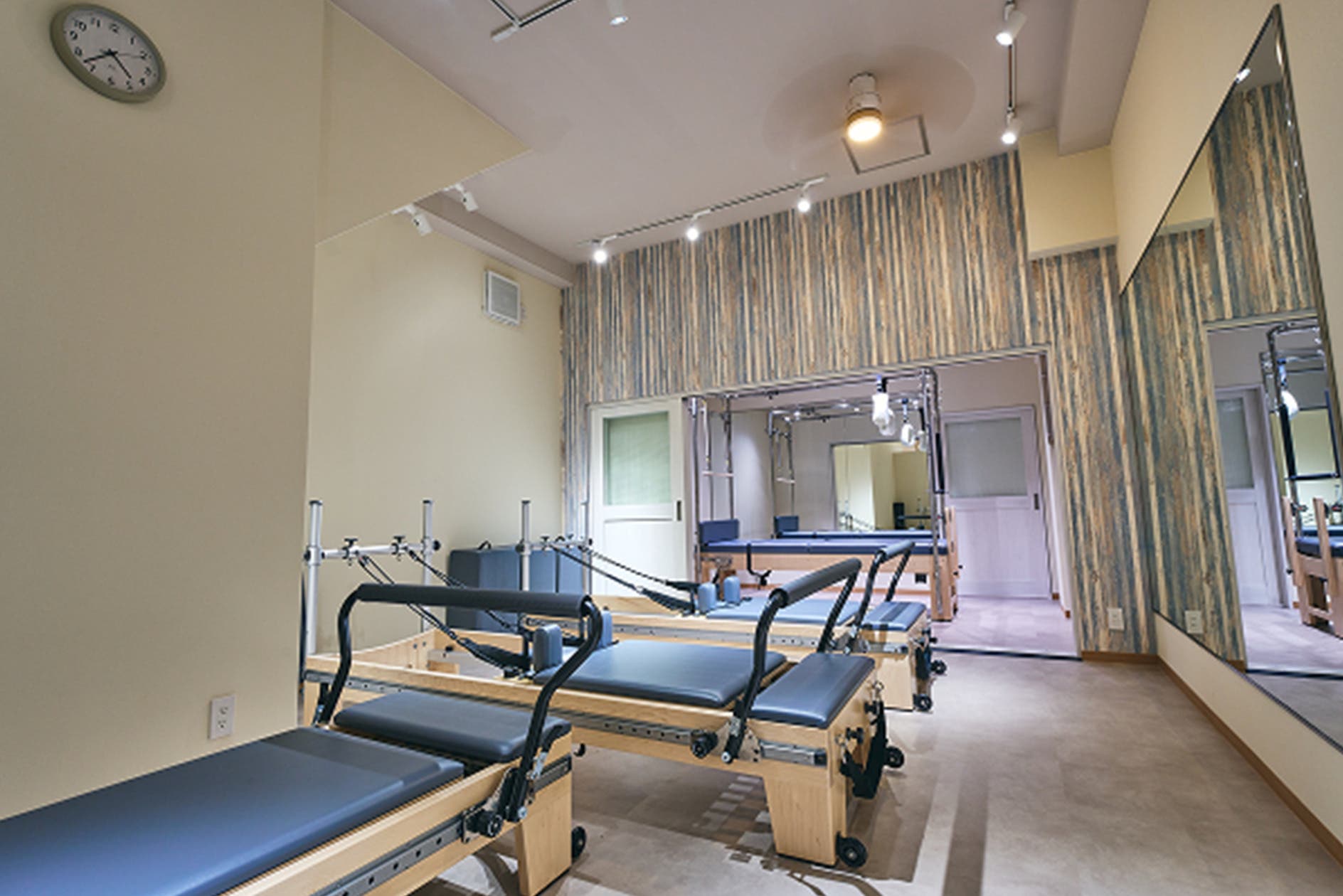 【3人同時レッスン可】奥沢駅徒歩1分のピラティススタジオ"PureLean"の写真1