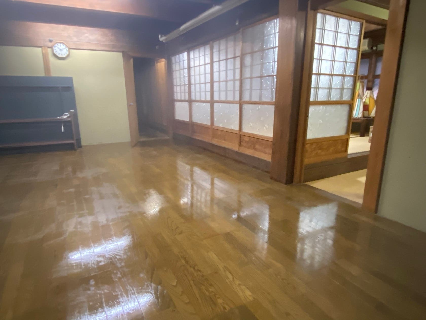 姫路から車で1時間。森林王国宍粟市の北部、波賀町の中心部にある川沿いの古民家の写真1