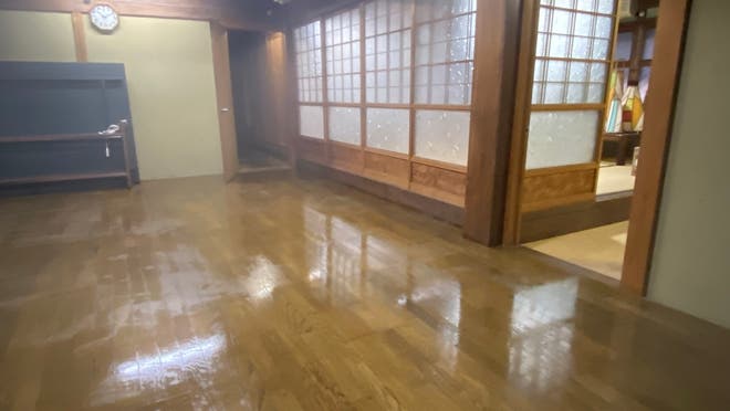 姫路から車で1時間。森林王国宍粟市の北部、波賀町の中心部にある川沿いの古民家の写真1