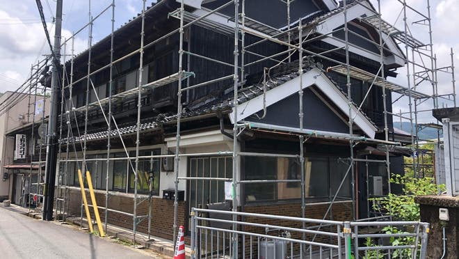 姫路から車で1時間。森林王国宍粟市の北部、波賀町の中心部にある川沿いの古民家の写真2