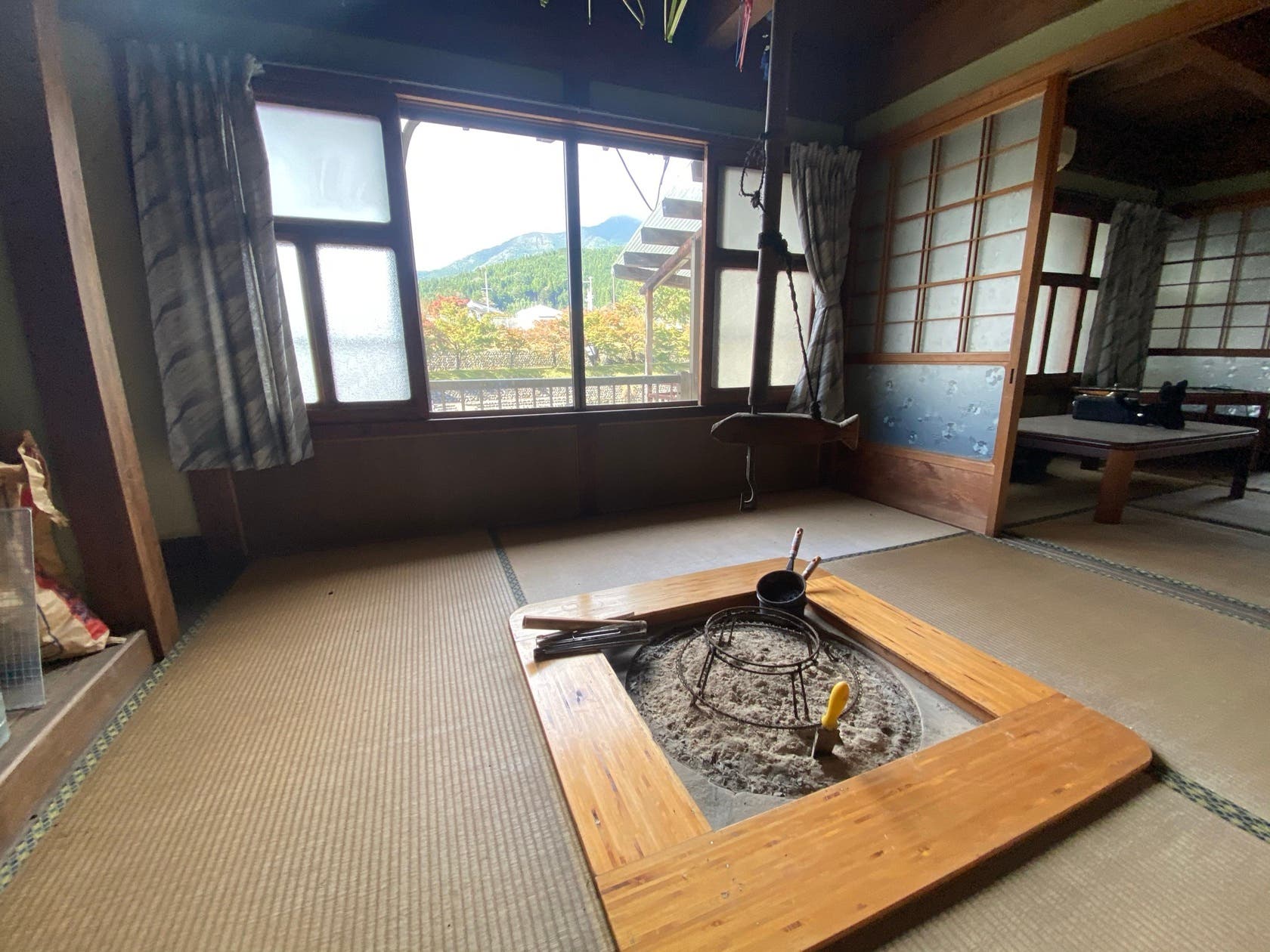 姫路から車で1時間。森林王国宍粟市の北部、波賀町の中心部にある川沿いの古民家の写真3