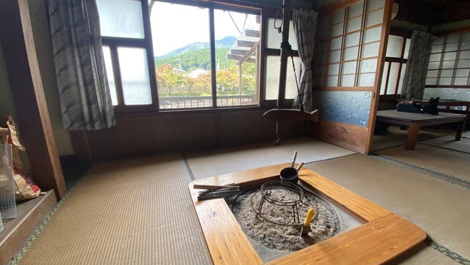 姫路から車で1時間。森林王国宍粟市の北部、波賀町の中心部にある川沿いの古民家の写真3